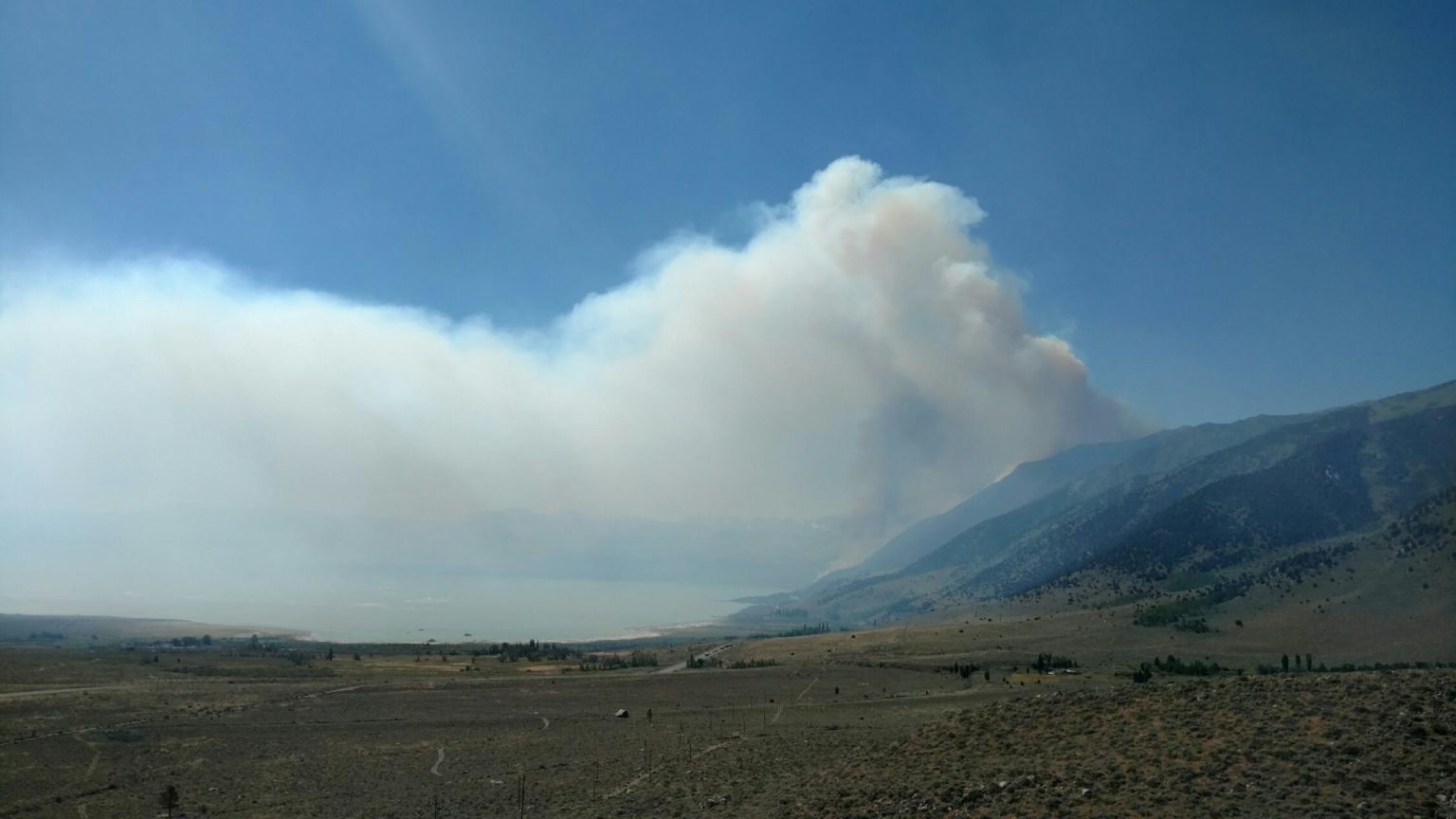 Marina Fire north of Lee Vining closes Highway 395